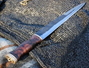 Dagger Vs. Sword - Which Is Better? | Homestead Authority