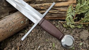 Dagger Vs. Sword - Which Is Better? | Homestead Authority